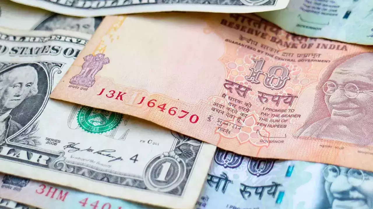 Dollar Vs Rupee: बाजार में तेजी, लेकिन थम नहीं रही रुपये में गिरावट, डॉलर के सामने इतने पैसे ...